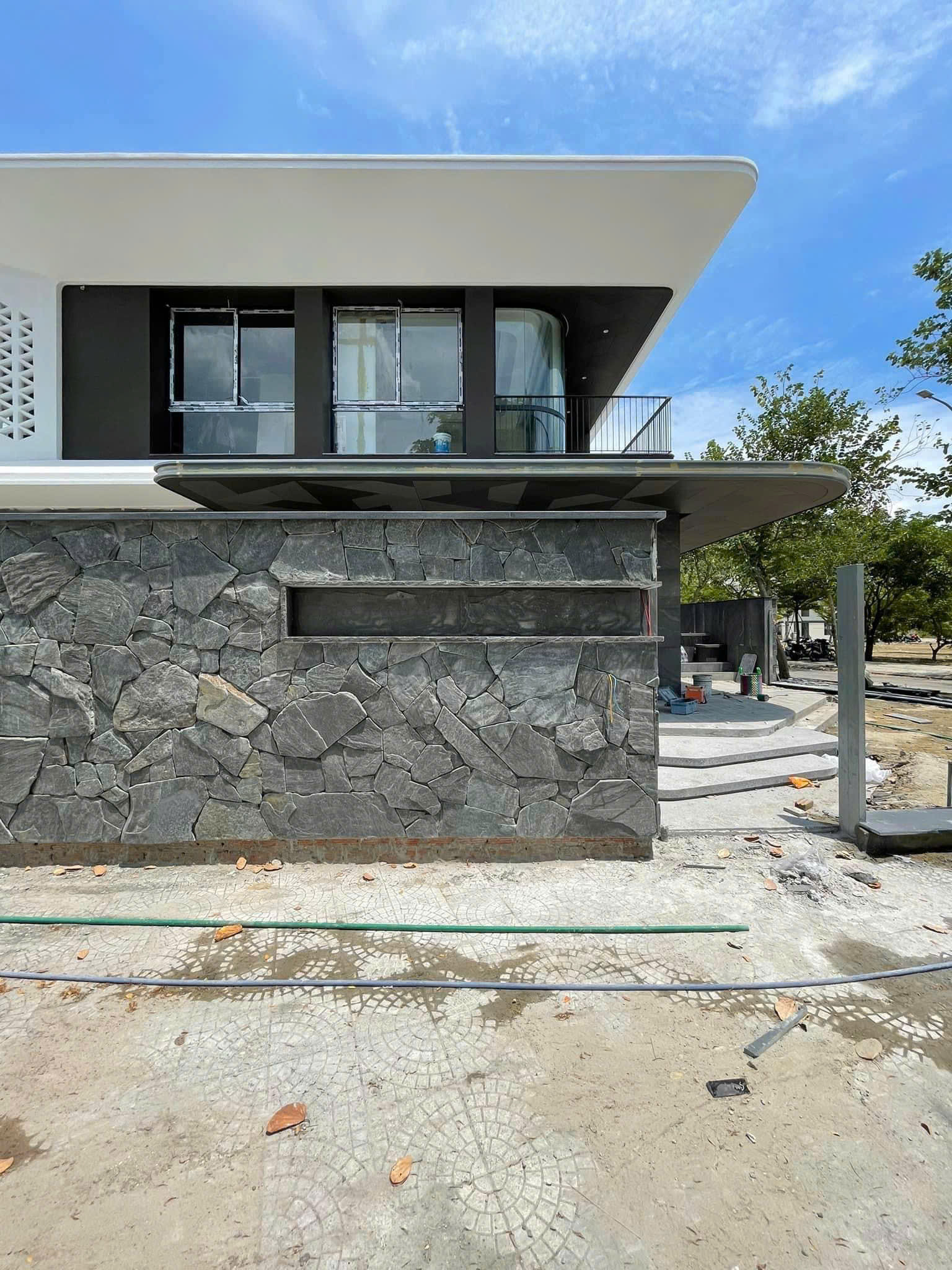 Đá chẻ đen ốp tường - Tạo điểm nhấn ấn tượng cho không gian